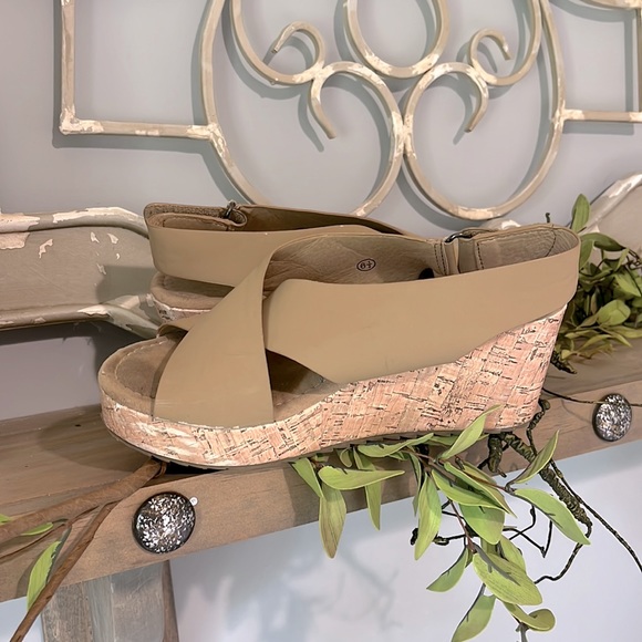 Pierre Dumas | Shoes | Pierre Dumas Wedges Sandals Womens 65 Tan Cork ...